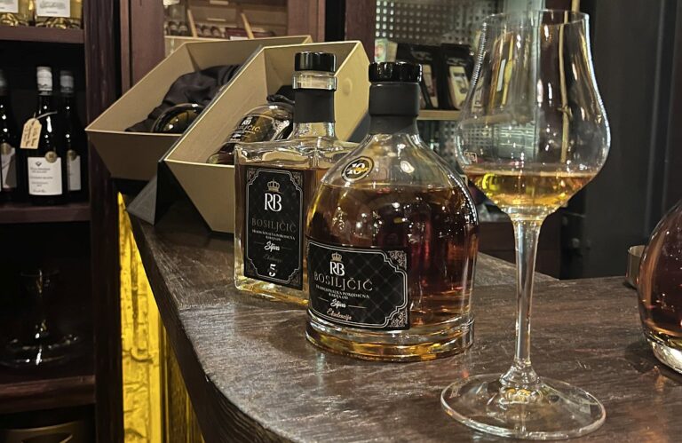 RAKIJE BOSILJČIĆ U NOVOSADSKOM BIFEU Rakije stare 5, 10 i 15 godina ...